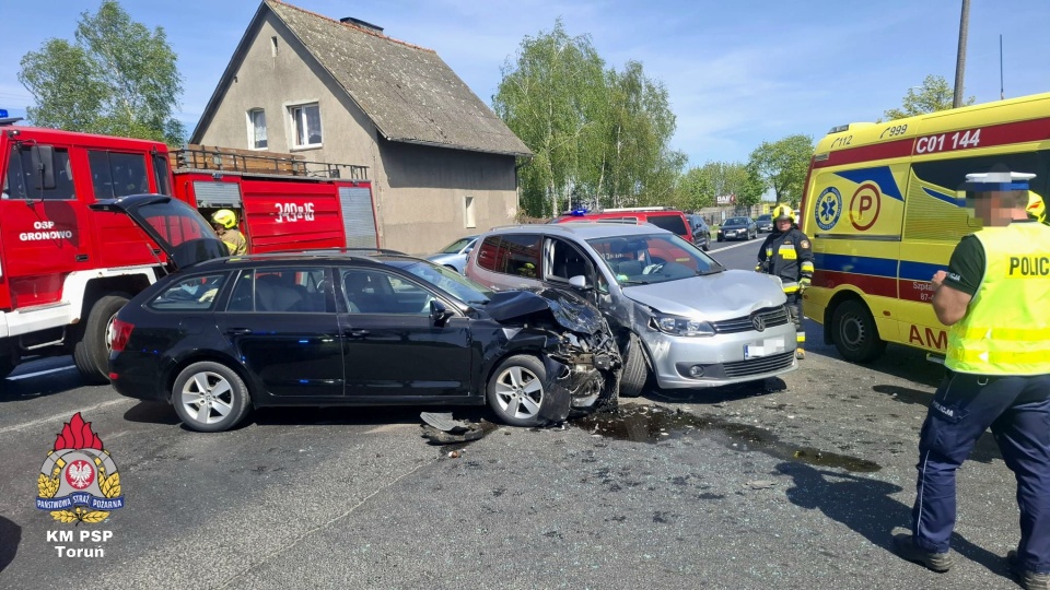 Wypadek w Brzeźnie koło Torunia. Zderzyły się trzy samochody osobowe ...
